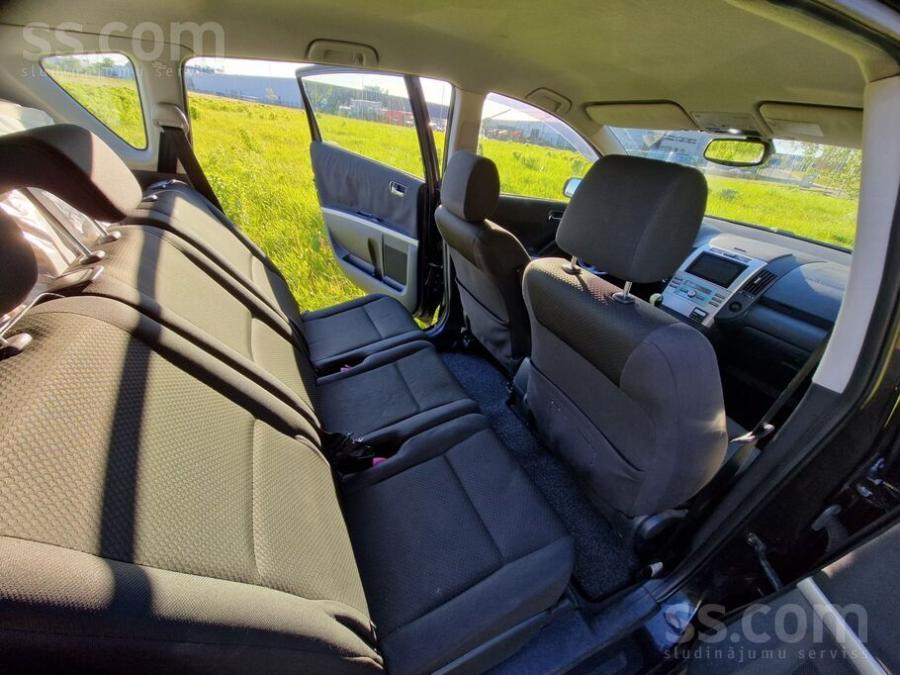 Black Toyota Corolla Verso 2006 in Riga, with an engine capacity of 2.20 L and mileage of 325 thousand km for 2050 €, photo 9 on AUTOMOTO.COM.LV