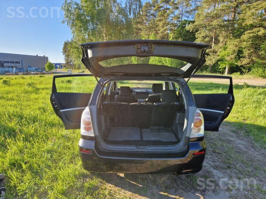 Black Toyota Corolla Verso 2006 in Riga, with an engine capacity of 2.20 L and mileage of 325 thousand km for 2050 €, photo 10 on AUTOMOTO.COM.LV