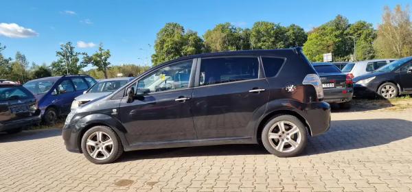 Black Toyota Corolla Verso 2006 in Valmiera, with an engine capacity of 2.20 L and mileage of 300 thousand km for 1850 €, photo 5 on AUTOMOTO.COM.LV