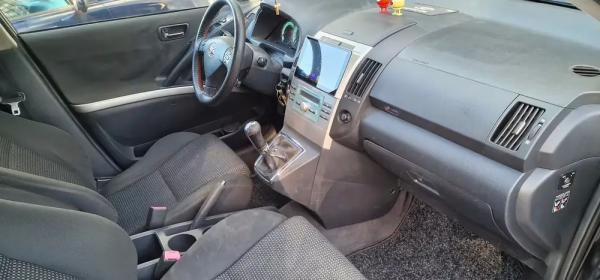 Black Toyota Corolla Verso 2006 in Valmiera, with an engine capacity of 2.20 L and mileage of 300 thousand km for 1850 €, photo 8 on AUTOMOTO.COM.LV