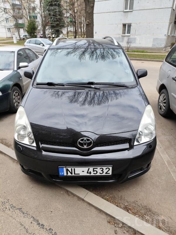 Black Toyota Corolla Verso 2006 in Daugavpils, with an engine capacity of 2.20 L and mileage of 322 thousand km for 1850 €, photo 1 on AUTOMOTO.COM.LV