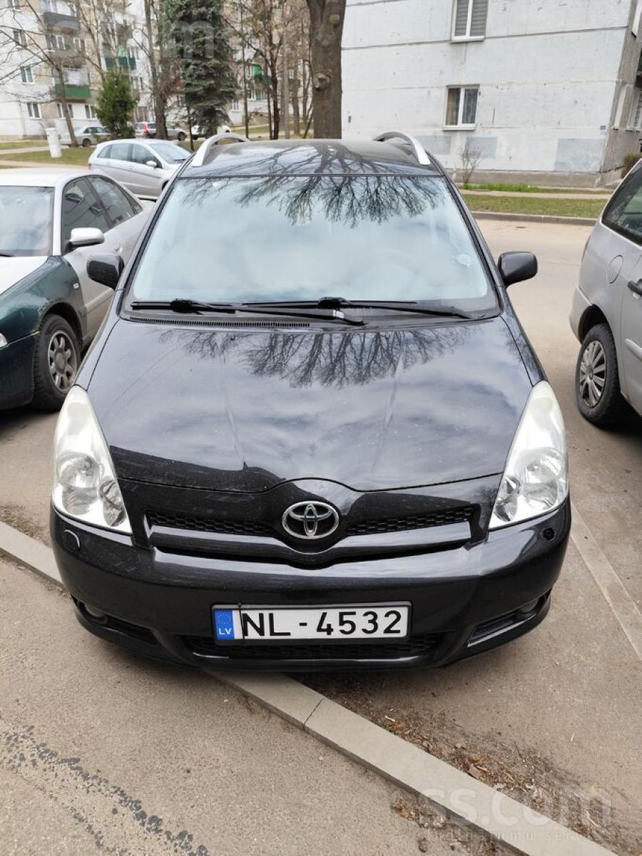 Black Toyota Corolla Verso 2006 in Daugavpils, with an engine capacity of 2.20 L and mileage of 322 thousand km for 1850 €, photo 1 on AUTOMOTO.COM.LV