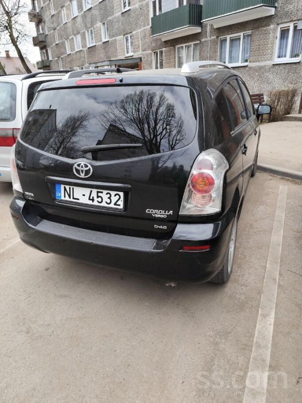 Black Toyota Corolla Verso 2006 in Daugavpils, with an engine capacity of 2.20 L and mileage of 322 thousand km for 1850 €, photo 4 on AUTOMOTO.COM.LV