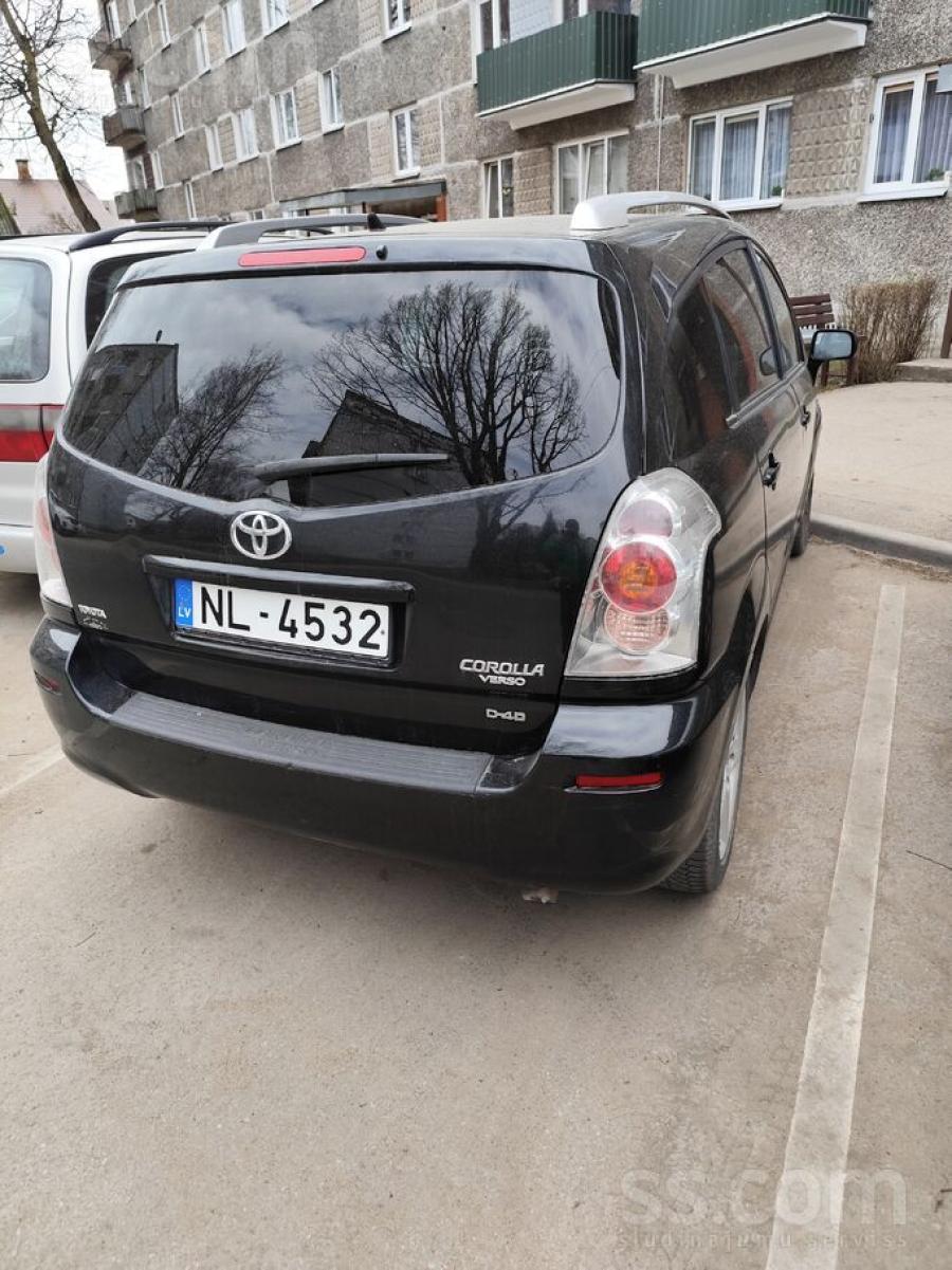 Black Toyota Corolla Verso 2006 in Daugavpils, with an engine capacity of 2.20 L and mileage of 322 thousand km for 1850 €, photo 5 on AUTOMOTO.COM.LV