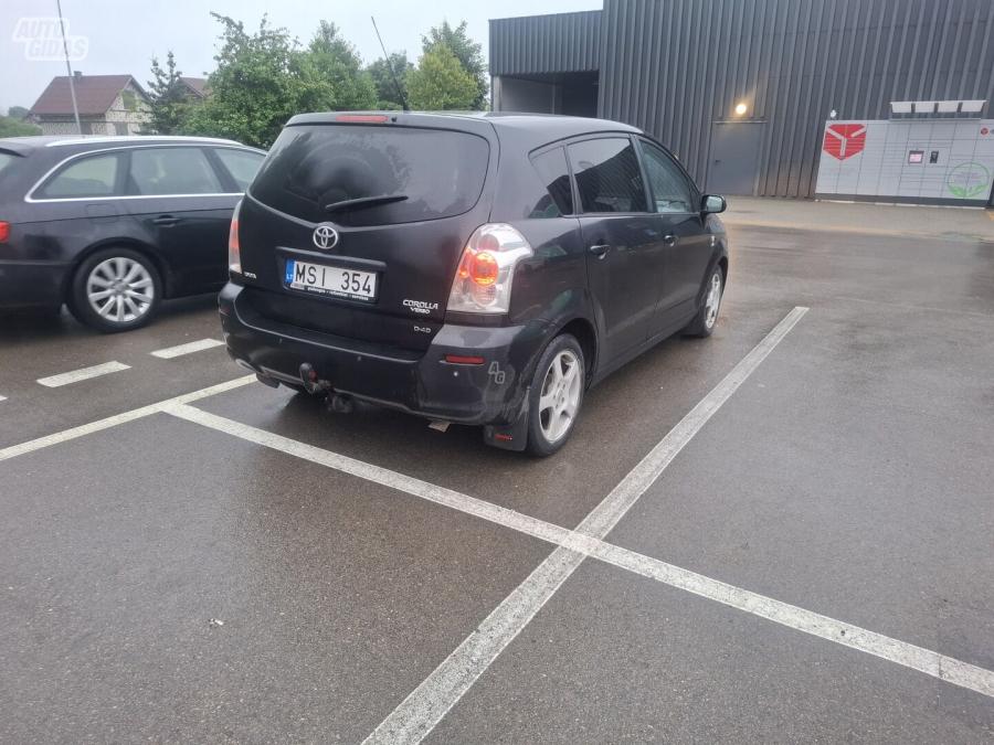 Melns Toyota Corolla Verso 2006 Plungė, ar dzinēja tilpumu 2.20 L un nobraukumu 304 tūkst. km par 1650 €, foto 5 vietnē AUTOMOTO.COM.LV