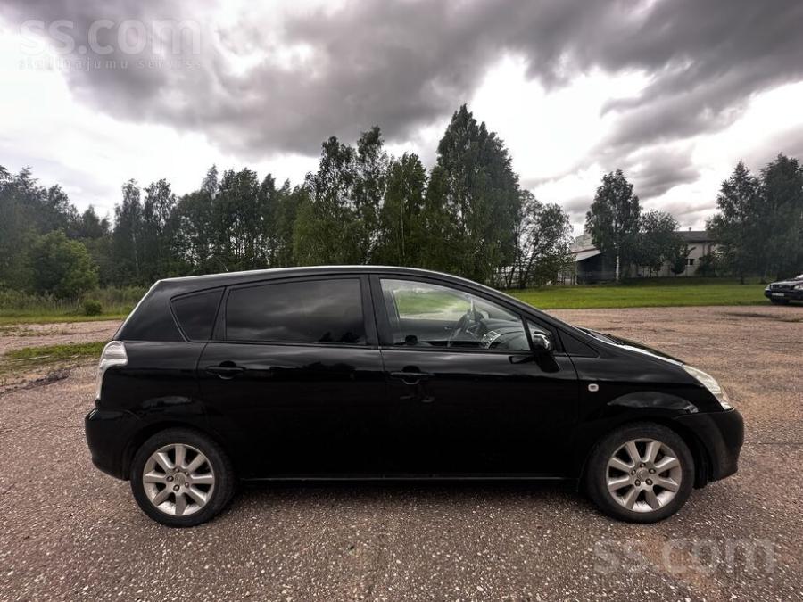 Melns Toyota Corolla Verso 2007 Daugavpils, ar dzinēja tilpumu 2.20 L un nobraukumu 322 tūkst. km par 2000 €, foto 4 vietnē AUTOMOTO.COM.LV
