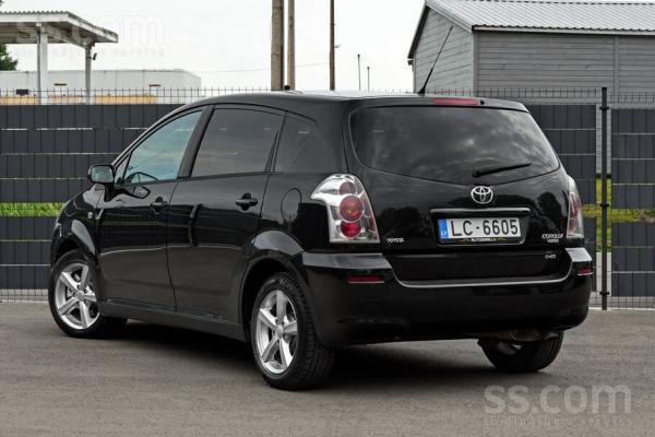 Black Toyota Corolla Verso 2007 in Ogre, with an engine capacity of 2.20 L and mileage of 327 thousand km for 1990 €, photo 4 on AUTOMOTO.COM.LV