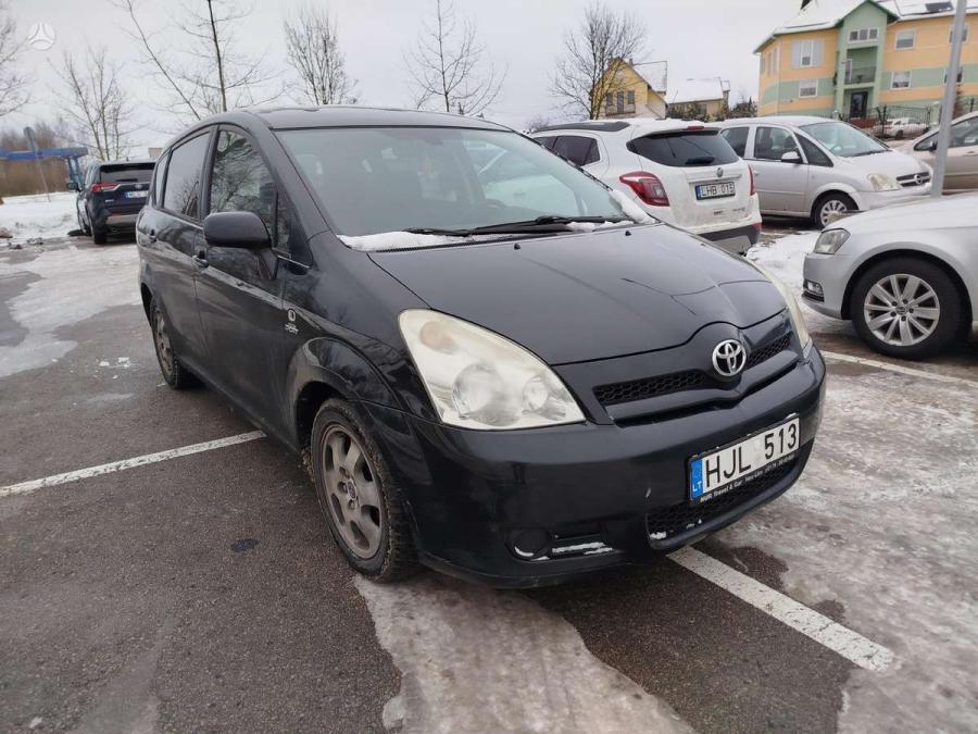 Black Toyota Corolla Verso 2007 in Panevezys, with an engine capacity of 2.23 L and mileage of 340 thousand km for 1450 €, photo 2 on AUTOMOTO.COM.LV