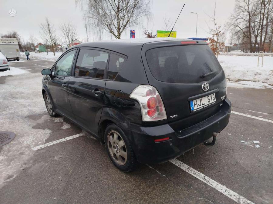 Black Toyota Corolla Verso 2007 in Panevezys, with an engine capacity of 2.23 L and mileage of 340 thousand km for 1450 €, photo 4 on AUTOMOTO.COM.LV