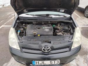 Black Toyota Corolla Verso 2007 in Panevezys, with an engine capacity of 2.23 L and mileage of 340 thousand km for 1450 €, photo 5 on AUTOMOTO.COM.LV