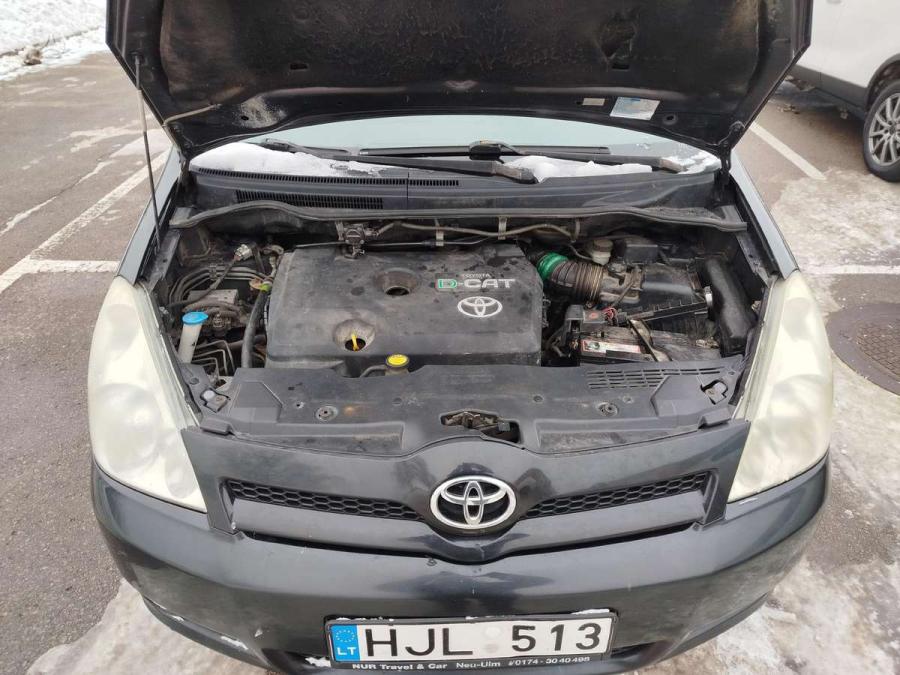 Black Toyota Corolla Verso 2007 in Panevezys, with an engine capacity of 2.23 L and mileage of 340 thousand km for 1450 €, photo 5 on AUTOMOTO.COM.LV