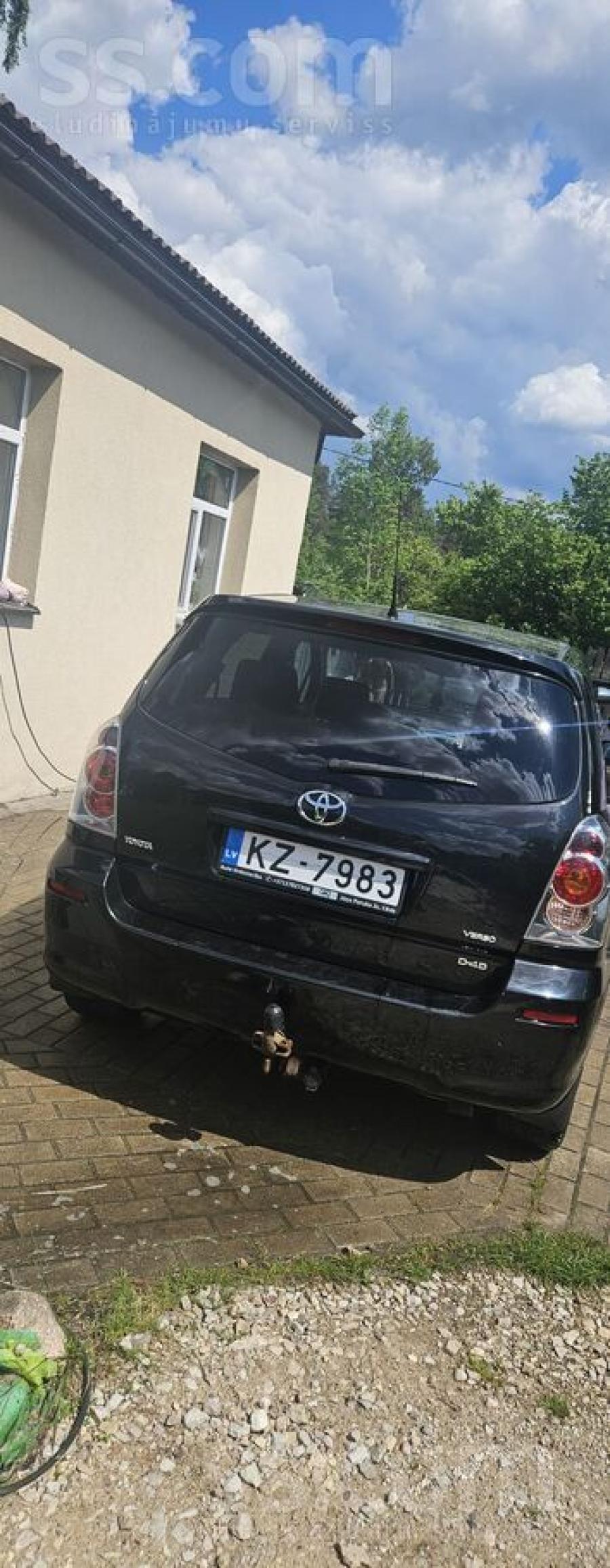 Black Toyota Corolla Verso 2007 in Valmiera, with an engine capacity of 2.20 L and mileage of 0 thousand km for 2300 €, photo 4 on AUTOMOTO.COM.LV