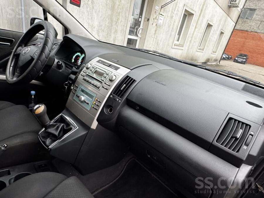 Melns Toyota Corolla Verso 2007 Daugavpils, ar dzinēja tilpumu 2.20 L un nobraukumu 0 tūkst. km par 1950 €, foto 14 vietnē AUTOMOTO.COM.LV