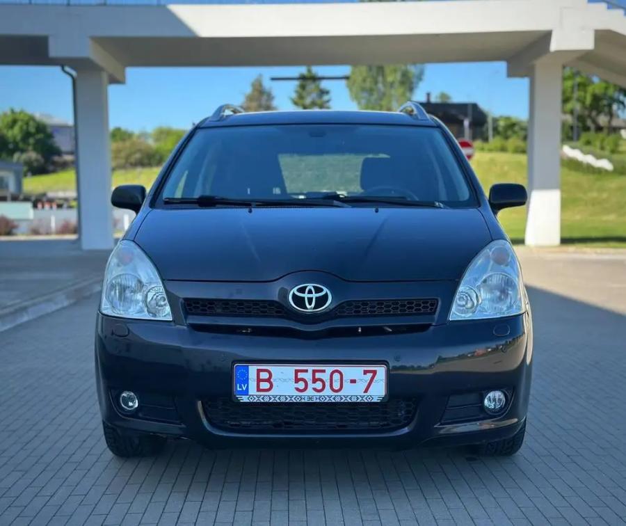 Black Toyota Corolla Verso 2007 in Rezekne, with an engine capacity of 2.20 L and mileage of 328 thousand km for 1990 €, photo 1 on AUTOMOTO.COM.LV
