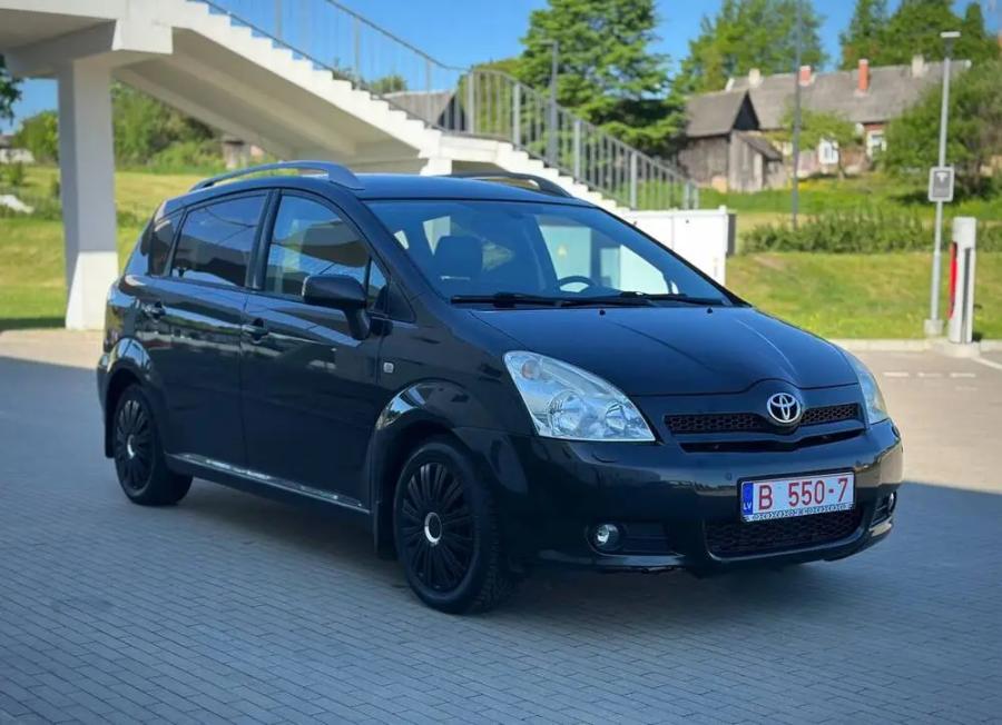 Black Toyota Corolla Verso 2007 in Rezekne, with an engine capacity of 2.20 L and mileage of 328 thousand km for 1990 €, photo 4 on AUTOMOTO.COM.LV
