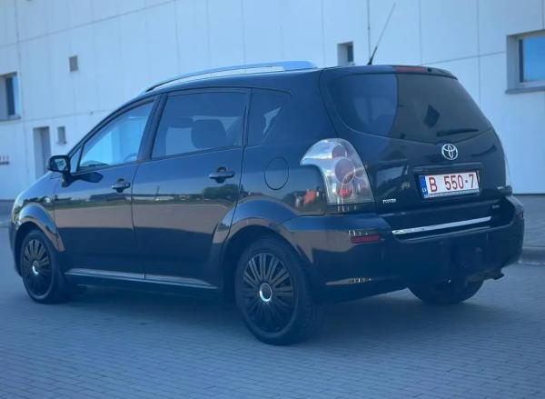 Black Toyota Corolla Verso 2007 in Rezekne, with an engine capacity of 2.20 L and mileage of 328 thousand km for 1990 €, photo 4 on AUTOMOTO.COM.LV