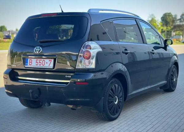 Black Toyota Corolla Verso 2007 in Rezekne, with an engine capacity of 2.20 L and mileage of 328 thousand km for 1990 €, photo 5 on AUTOMOTO.COM.LV