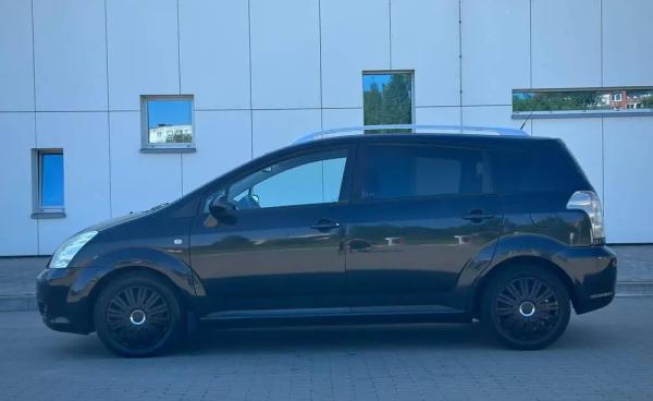 Black Toyota Corolla Verso 2007 in Rezekne, with an engine capacity of 2.20 L and mileage of 328 thousand km for 1990 €, photo 6 on AUTOMOTO.COM.LV