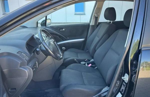 Black Toyota Corolla Verso 2007 in Rezekne, with an engine capacity of 2.20 L and mileage of 328 thousand km for 1990 €, photo 7 on AUTOMOTO.COM.LV