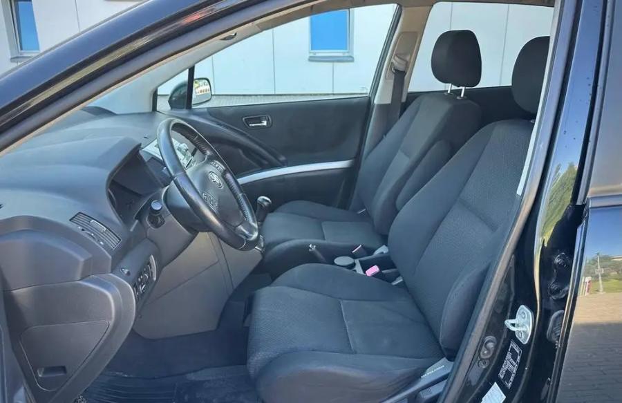 Black Toyota Corolla Verso 2007 in Rezekne, with an engine capacity of 2.20 L and mileage of 328 thousand km for 1990 €, photo 8 on AUTOMOTO.COM.LV
