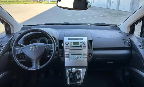 Black Toyota Corolla Verso 2007 in Rezekne, with an engine capacity of 2.20 L and mileage of 328 thousand km for 1990 €, photo 9 on AUTOMOTO.COM.LV