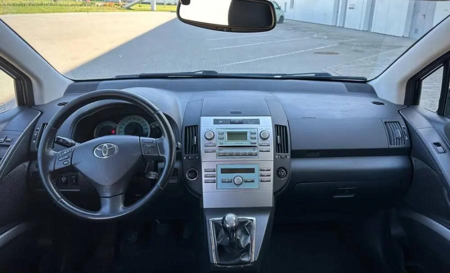 Black Toyota Corolla Verso 2007 in Rezekne, with an engine capacity of 2.20 L and mileage of 328 thousand km for 1990 €, photo 10 on AUTOMOTO.COM.LV