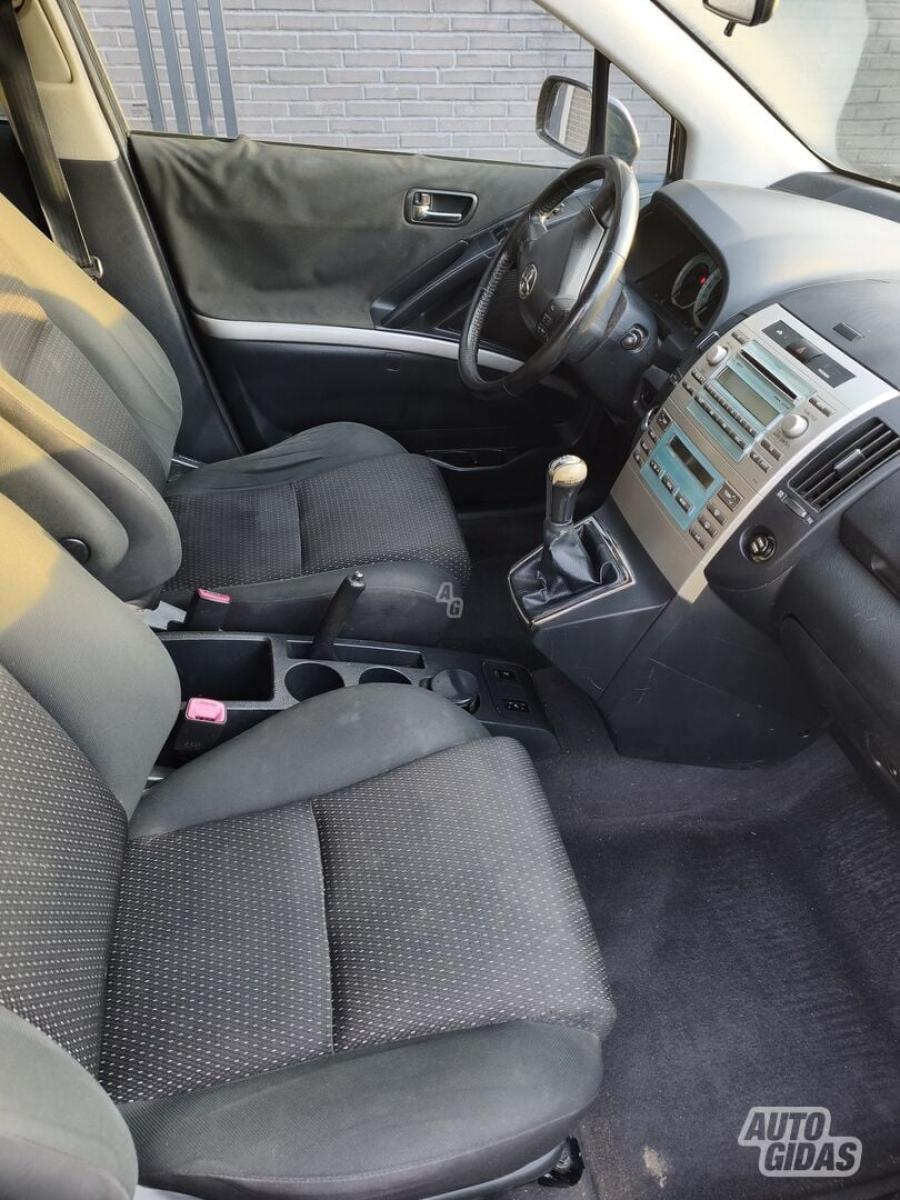 Melns Toyota Corolla Verso 2007 Viļņa, ar dzinēja tilpumu 2.20 L un nobraukumu 350 tūkst. km par 1100 €, foto 15 vietnē AUTOMOTO.COM.LV