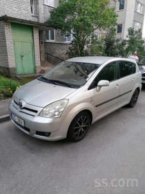 Black Toyota Corolla Verso 2007 in Riga, with an engine capacity of 2.20 L and mileage of 297 thousand km for 2350 €, photo 3 on AUTOMOTO.COM.LV
