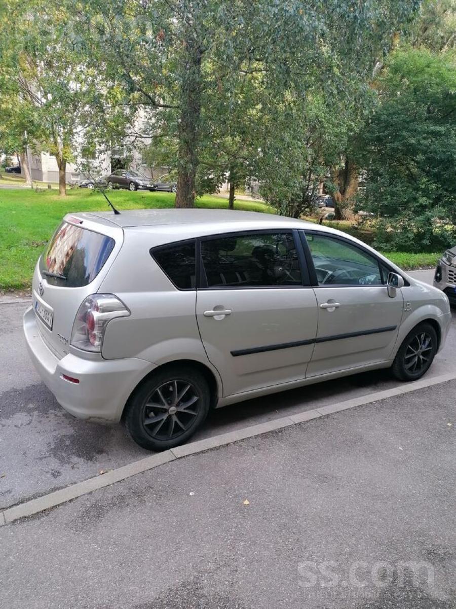 Black Toyota Corolla Verso 2007 in Riga, with an engine capacity of 2.20 L and mileage of 297 thousand km for 2350 €, photo 5 on AUTOMOTO.COM.LV