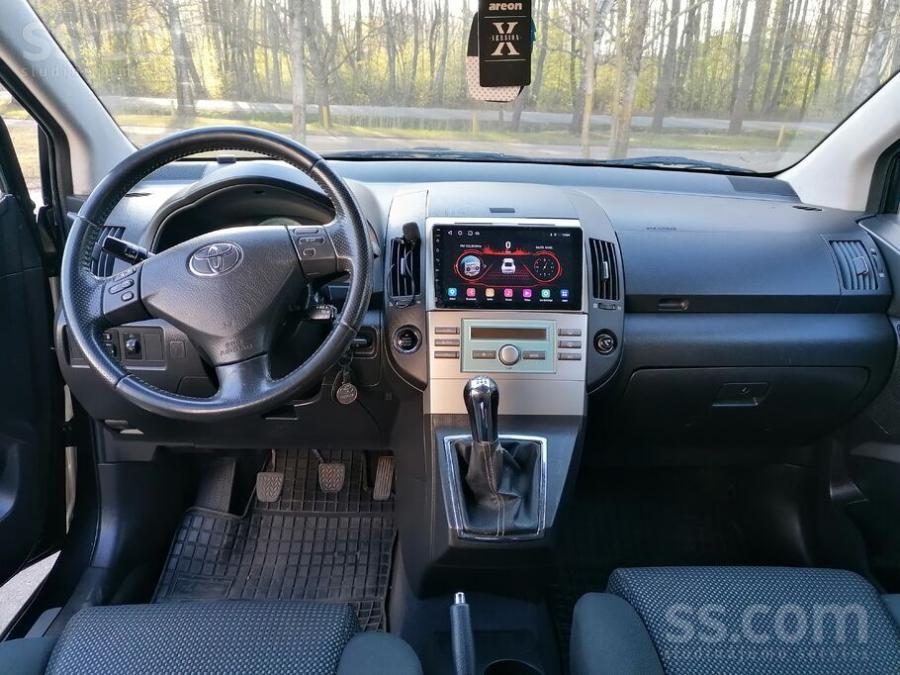 Black Toyota Corolla Verso 2007 in Riga, with an engine capacity of 2.20 L and mileage of 297 thousand km for 2350 €, photo 6 on AUTOMOTO.COM.LV