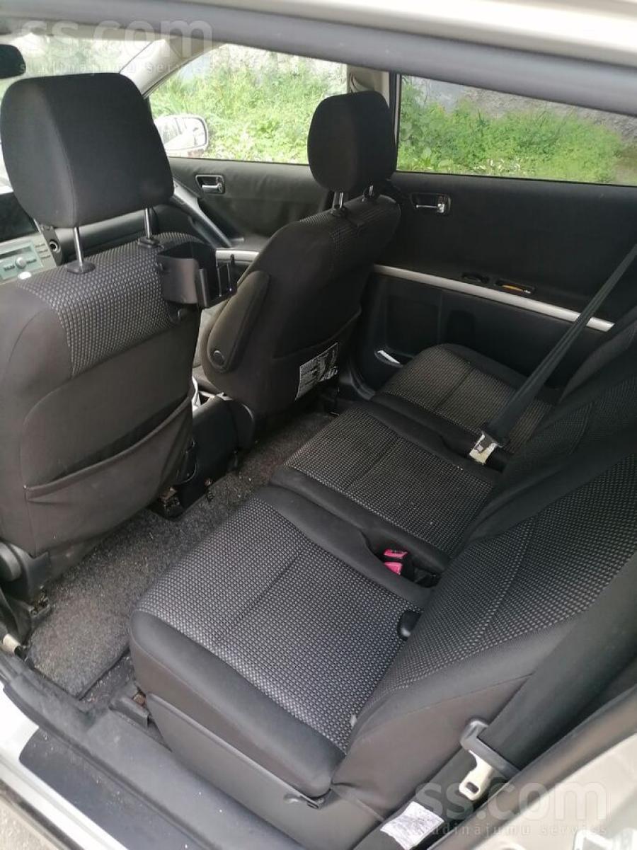 Black Toyota Corolla Verso 2007 in Riga, with an engine capacity of 2.20 L and mileage of 297 thousand km for 2350 €, photo 9 on AUTOMOTO.COM.LV