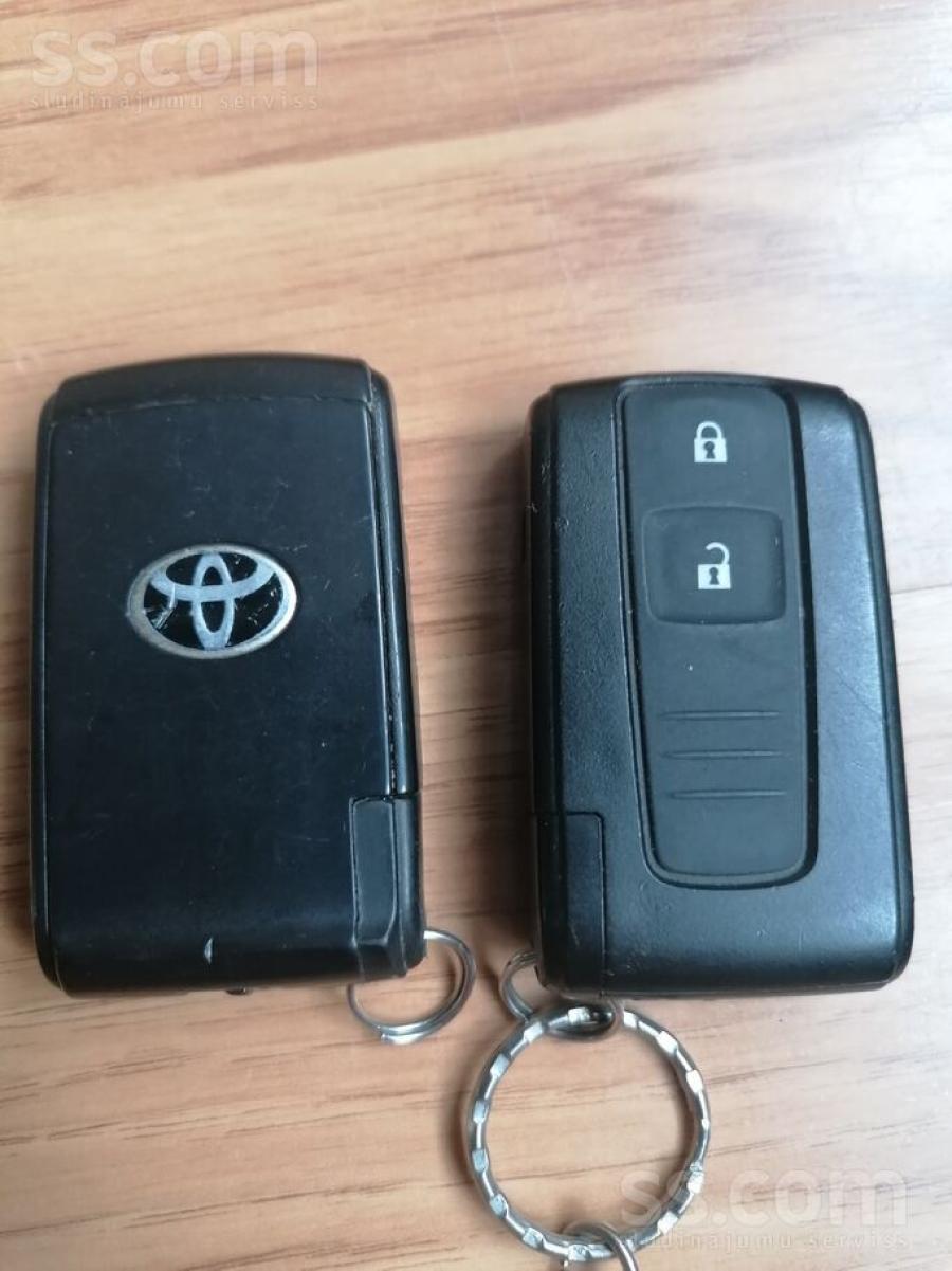 Black Toyota Corolla Verso 2007 in Riga, with an engine capacity of 2.20 L and mileage of 297 thousand km for 2350 €, photo 11 on AUTOMOTO.COM.LV