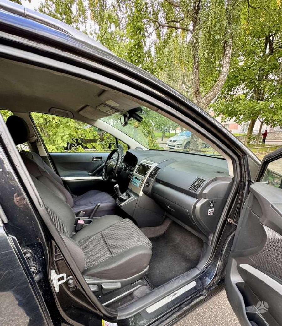 Melns Toyota Corolla Verso 2007 Viļņa, ar dzinēja tilpumu 2.23 L un nobraukumu 418 tūkst. km par 1680 €, foto 12 vietnē AUTOMOTO.COM.LV