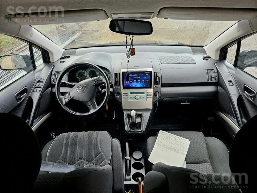 Black Toyota Corolla Verso 2007 in Daugavpils, with an engine capacity of 1.80 L and mileage of 228 thousand km for 3550 €, photo 11 on AUTOMOTO.COM.LV