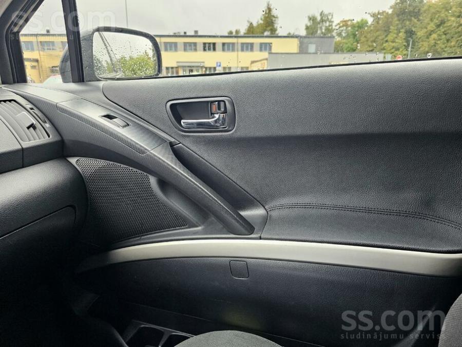 Black Toyota Corolla Verso 2007 in Daugavpils, with an engine capacity of 1.80 L and mileage of 228 thousand km for 3550 €, photo 16 on AUTOMOTO.COM.LV