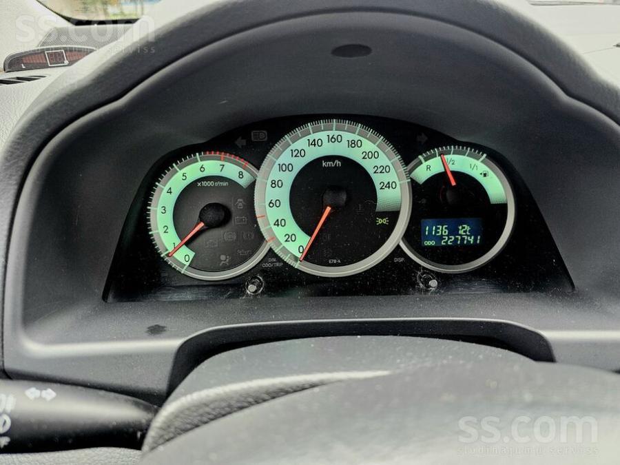 Black Toyota Corolla Verso 2007 in Daugavpils, with an engine capacity of 1.80 L and mileage of 228 thousand km for 3550 €, photo 18 on AUTOMOTO.COM.LV