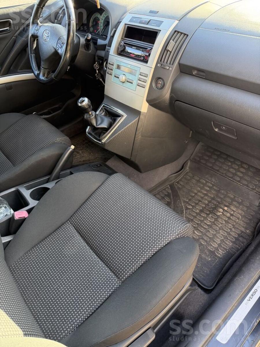 Black Toyota Corolla Verso 2007 in Valka, with an engine capacity of 2.20 L and mileage of 430 thousand km for 2100 €, photo 8 on AUTOMOTO.COM.LV
