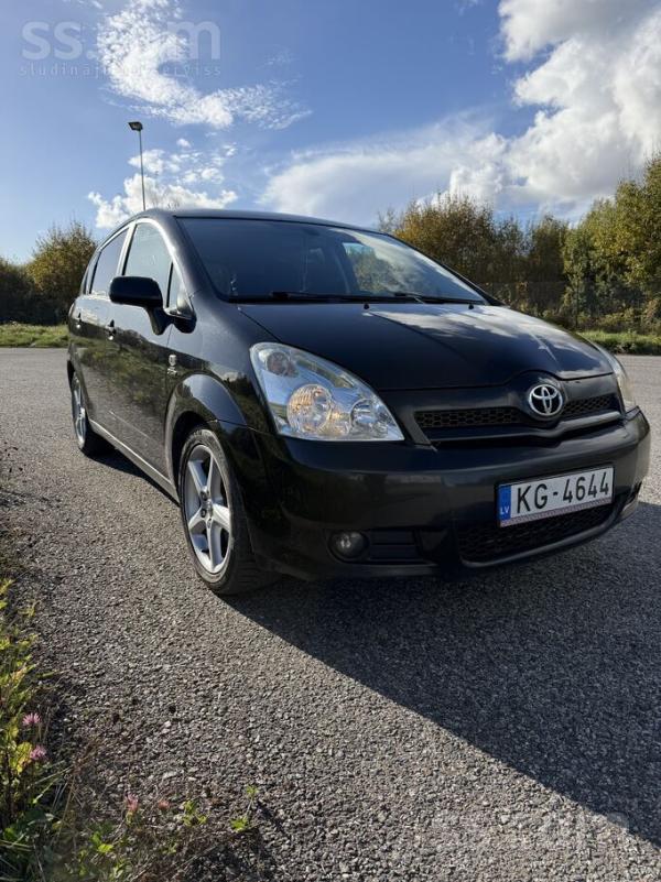 Black Toyota Corolla Verso 2007 in Valka, with an engine capacity of 2.20 L and mileage of 430 thousand km for 2100 €, photo 1 on AUTOMOTO.COM.LV