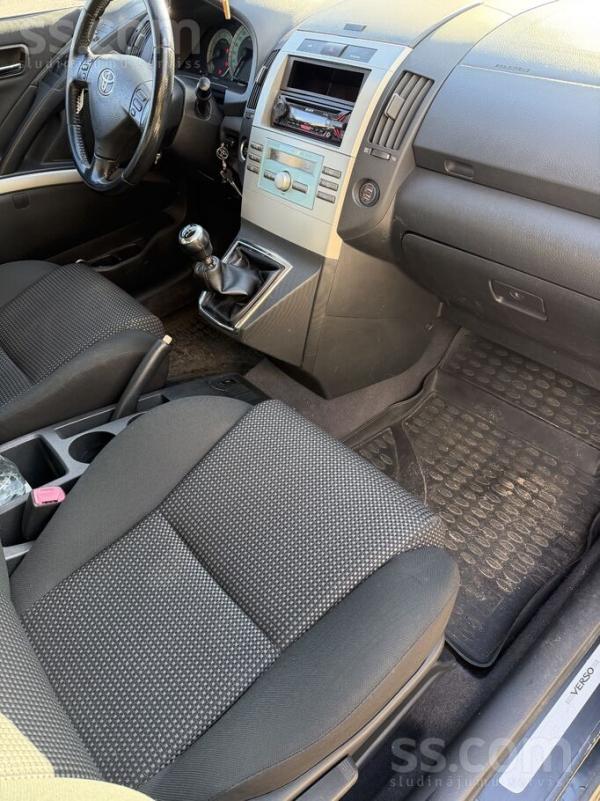Black Toyota Corolla Verso 2007 in Valka, with an engine capacity of 2.20 L and mileage of 430 thousand km for 2100 €, photo 8 on AUTOMOTO.COM.LV