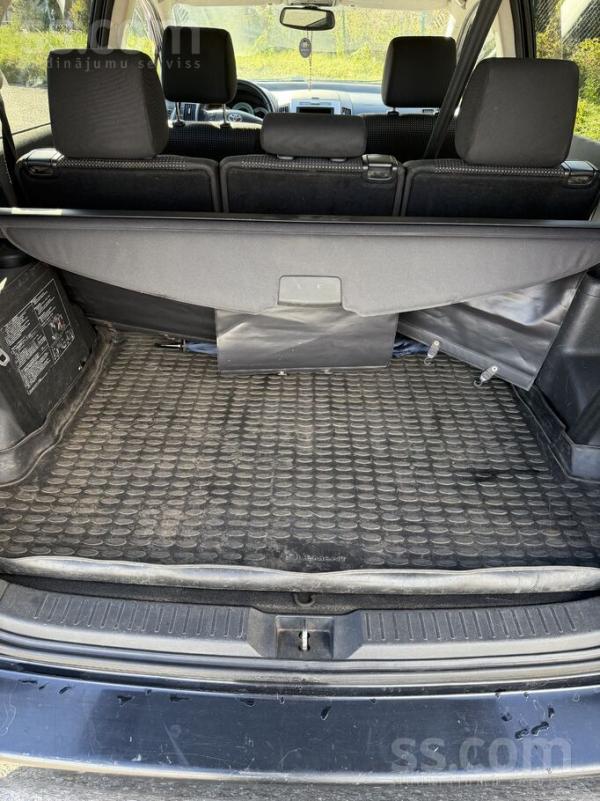 Black Toyota Corolla Verso 2007 in Valka, with an engine capacity of 2.20 L and mileage of 430 thousand km for 2100 €, photo 9 on AUTOMOTO.COM.LV