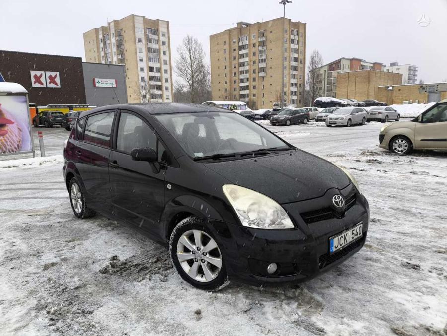 Black Toyota Corolla Verso 2008 in Vilnius, with an engine capacity of 1.80 L and mileage of 339 thousand km for 2499 €, photo 3 on AUTOMOTO.COM.LV