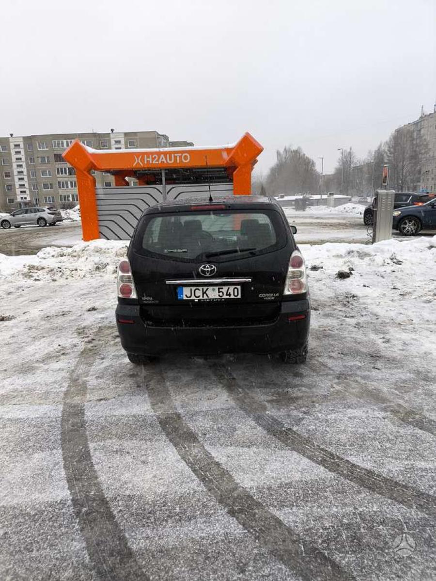 Black Toyota Corolla Verso 2008 in Vilnius, with an engine capacity of 1.80 L and mileage of 339 thousand km for 2499 €, photo 4 on AUTOMOTO.COM.LV