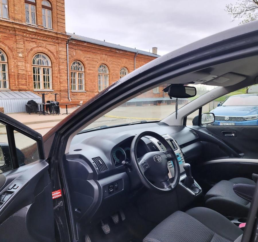 Black Toyota Corolla Verso 2008 in Vilnius, with an engine capacity of 2.20 L and mileage of 245 thousand km for 1750 €, photo 8 on AUTOMOTO.COM.LV