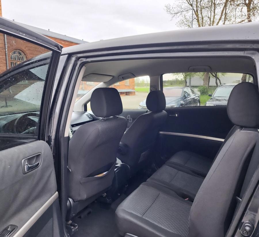 Black Toyota Corolla Verso 2008 in Vilnius, with an engine capacity of 2.20 L and mileage of 245 thousand km for 1750 €, photo 11 on AUTOMOTO.COM.LV