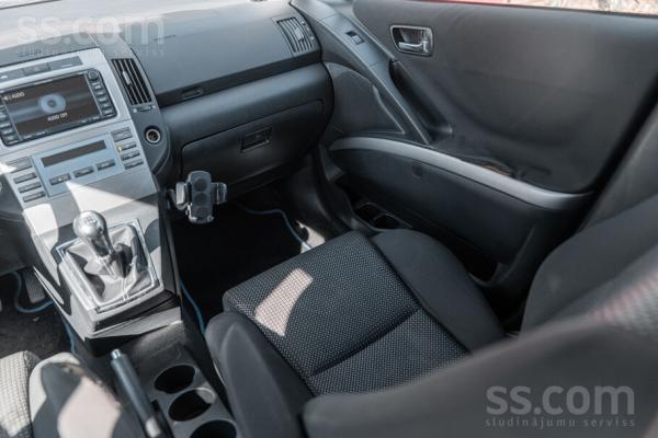 Black Toyota Corolla Verso 2008 in Riga, with an engine capacity of 2.20 L and mileage of 308 thousand km for 990 €, photo 7 on AUTOMOTO.COM.LV