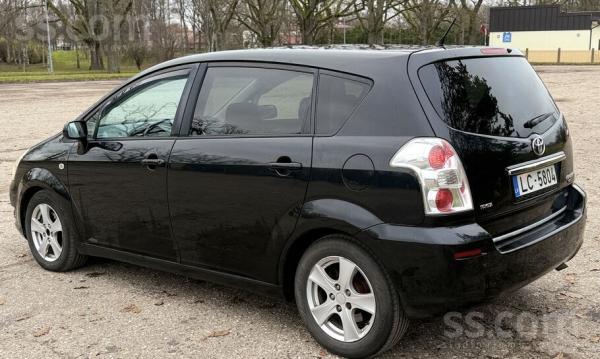 Black Toyota Corolla Verso 2008 in Valmiera, with an engine capacity of 2.20 L and mileage of 262 thousand km for 2500 €, photo 3 on AUTOMOTO.COM.LV
