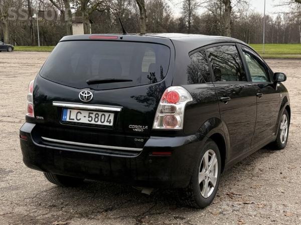 Black Toyota Corolla Verso 2008 in Valmiera, with an engine capacity of 2.20 L and mileage of 262 thousand km for 2500 €, photo 4 on AUTOMOTO.COM.LV