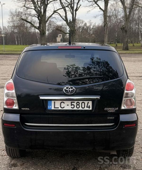 Black Toyota Corolla Verso 2008 in Valmiera, with an engine capacity of 2.20 L and mileage of 262 thousand km for 2500 €, photo 6 on AUTOMOTO.COM.LV