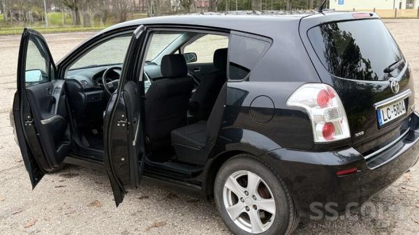 Black Toyota Corolla Verso 2008 in Valmiera, with an engine capacity of 2.20 L and mileage of 262 thousand km for 2500 €, photo 7 on AUTOMOTO.COM.LV