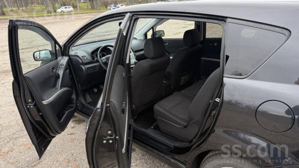 Black Toyota Corolla Verso 2008 in Valmiera, with an engine capacity of 2.20 L and mileage of 262 thousand km for 2500 €, photo 8 on AUTOMOTO.COM.LV